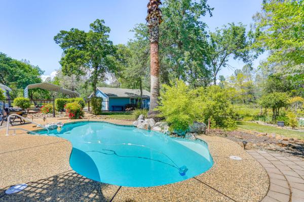 10 Mi To Redding Serene Escape With Spacious Yard! - Redding, CA
