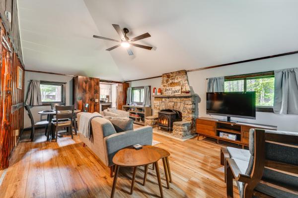 Walk To Barretts Park Wooded Cabin With Grill! - Maine