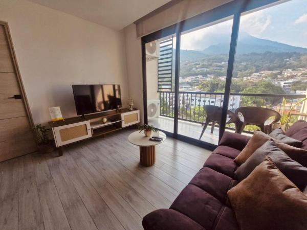 New Modern Condo! Beautiful City & Volcano Views - San Salvador