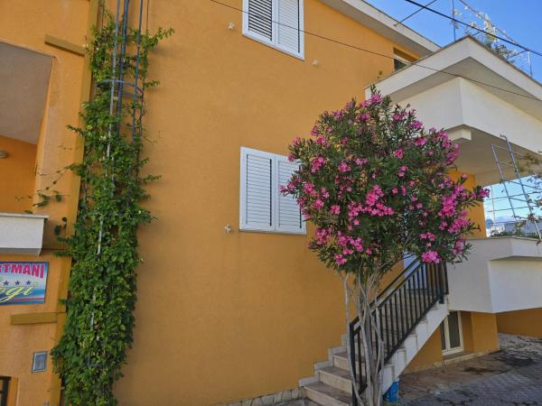 Apartments Sunflower By The Sea - Okrug Gornji