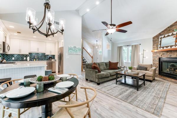Less Than 2 Mi To Dtwn Alpharetta Home With Screened Porch! - Alpharetta, GA