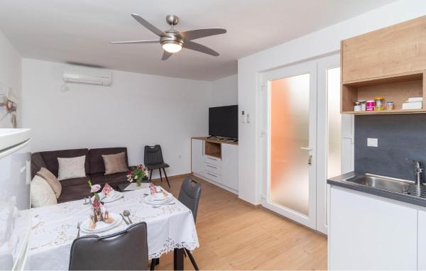 1 Bedroom Cozy Apartment In Starigrad - Starigrad