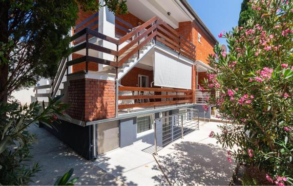2 Bedroom Lovely Apartment In Starigrad - Starigrad