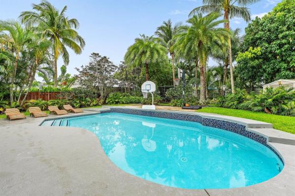 Hot Tub Salt Pool Png Png 5 Min To Atlav Trampline - Delray Beach, FL
