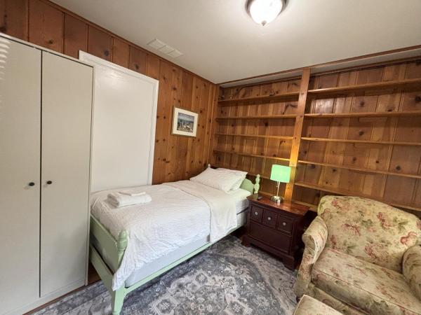 M1 - Twin Private Room With Shared Bathroom - Takoma Park, MD