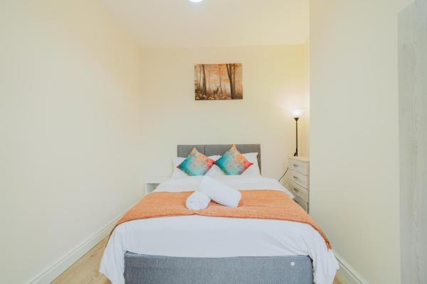Entire 3 Bedroom House, Salford - Manchester
