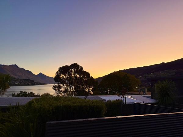 Luxury Lakeside Landing - Queenstown