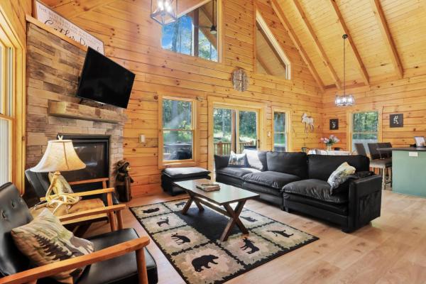 Peek A Boo Cabins: Cozy Cabin - Logan, OH