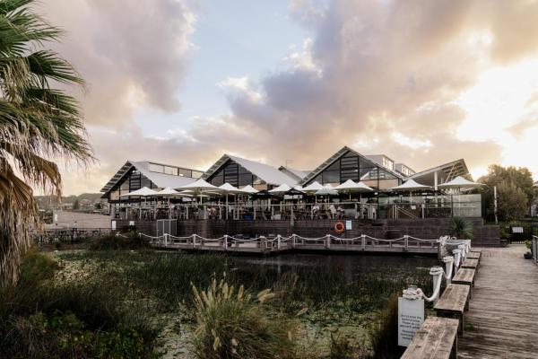 Caves Coastal Bar & Bungalows - Lake Macquarie