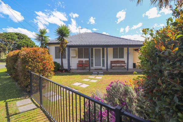 Beachside Cottage At Blacksmiths - Caves Beach