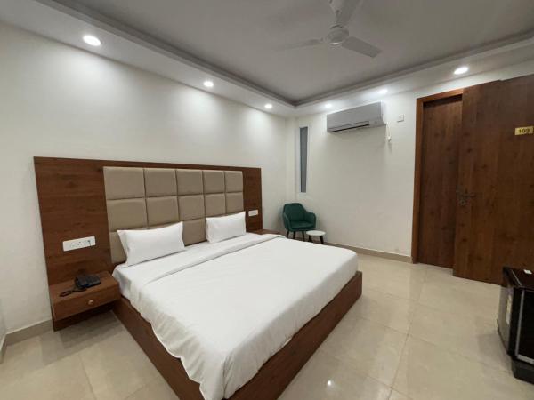 Hotel Deciduous - Noida