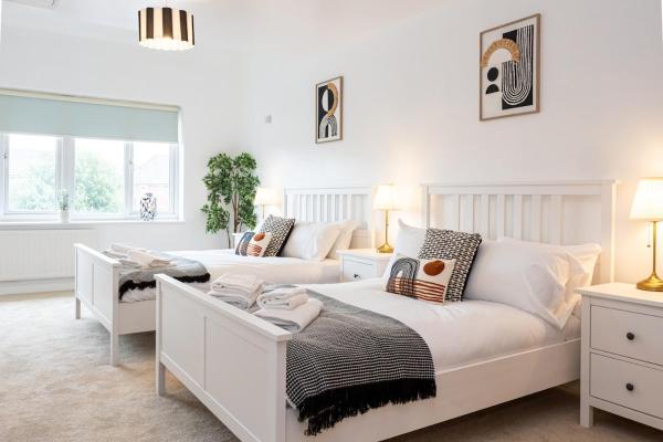 Stylish 3 Or 4 Bed House And Parking - Salford