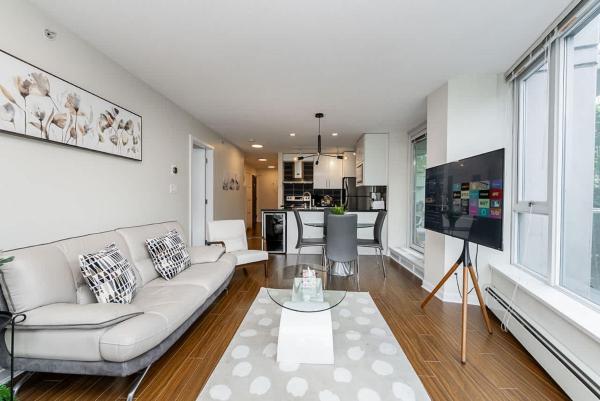 Spacious Downtown Condo With Pool Gym & Parking - Burnaby