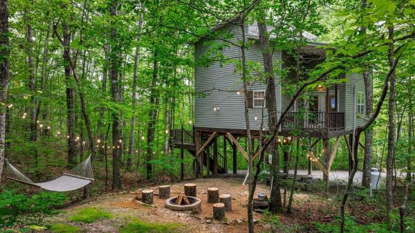 Serenity Escape Treehouse On 14 Acres Near Little River Canyon - Alabama