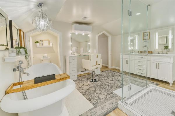 Romantic Getaway Hideout | Soak, Sip, And Relax - New Braunfels, TX