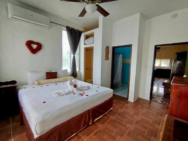 See Belize Waterside Sea View Apt For 6 With Kitchen, Balcony, Infinity Pool & Overwater Deck, 2nd Floor - Belize