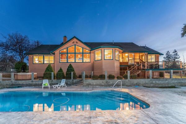 Yosemite Adventure House With Pool-hot Tub-game Room - Bass Lake, CA