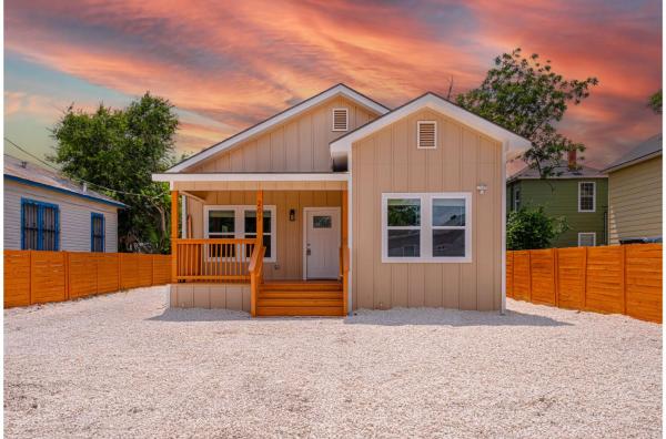 Generous 4br3ba Charmer Near Glorius Downtown - San Antonio, TX