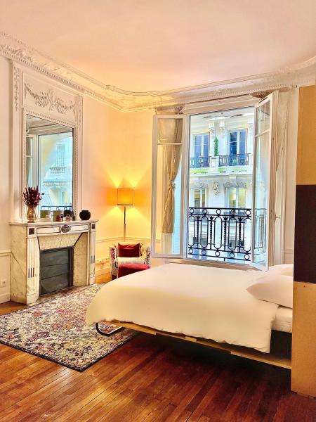 Arc De Triomphe 5 Minutes Away By Walk - Porte Maillot