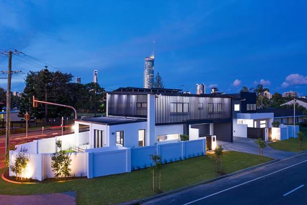 Luxe Capri Villa Heated Pool 850m To The Beach - Surfers Paradise