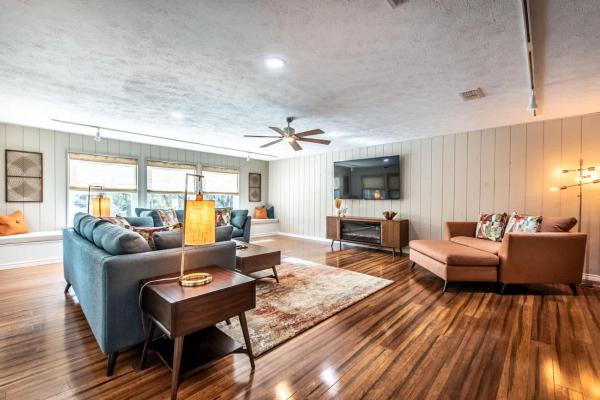 Classic Coastal Getaway Sleeps 34 - 2 Homes 2 Pools - Corpus Christi, TX