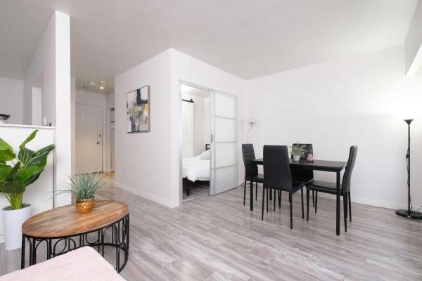 Cozy West End Home Away From Home - British Columbia