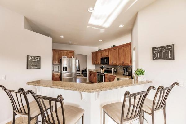 Luxurious 4 Bedroom Canal-front Home, Pet Friendly - Colorado