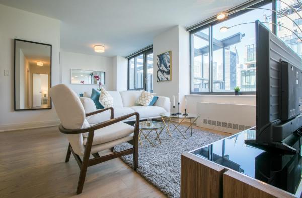 Bright 2 Bedrooms 2 Bathrooms Unit With Balcony - Manhattan