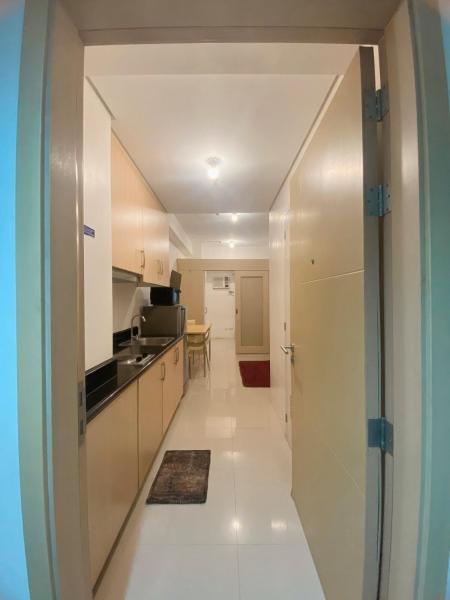 Light Residence Condo With Pool View - Taytay