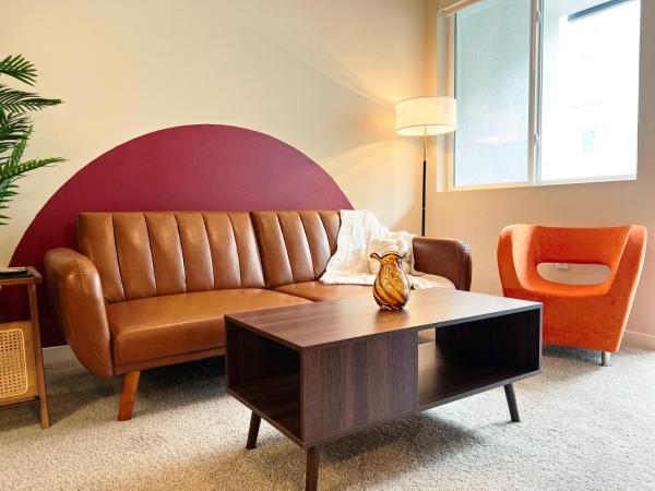Colorful Mid-wilshire Gem, Free Parking, Retro Modern Design - Los Angeles, CA