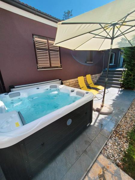 Jacuzzi Garden Cottage - Pula