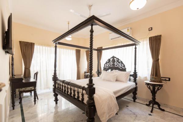 Handmade Homes Upon Park Street - Kolkata