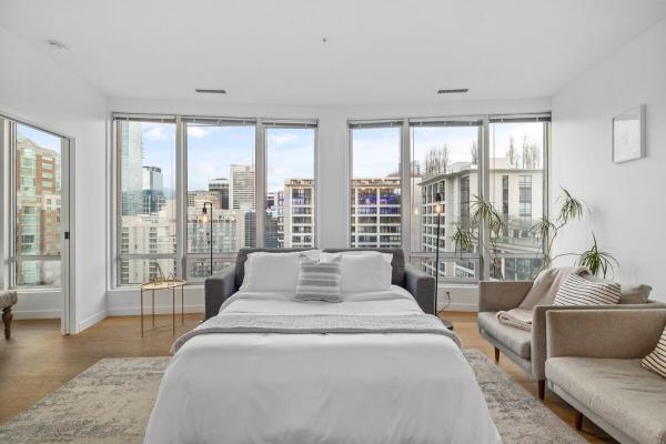 Downtown Vancouver Stay With City Views Near Robson Square - North Vancouver