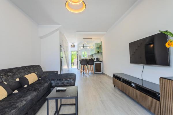 Taheli's Modern Townhouse With A Pool - Paphos