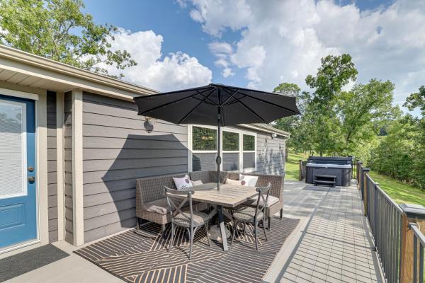 Outdoor Kitchen And Hot Tub Table Rock Lake House - Emerald Beach, MO