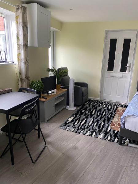 Spacious One Bedroom Self Contain With Toilet And Bath - Milton Keynes