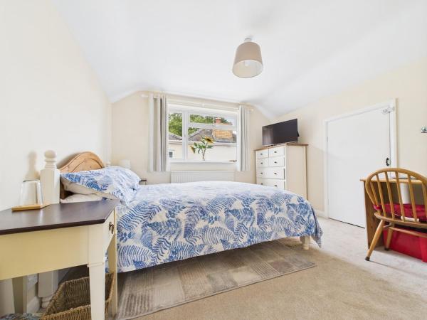 Spacious 3-bed Home Mayfield Close Bishops Cleeve - Private Parking - Tewkesbury