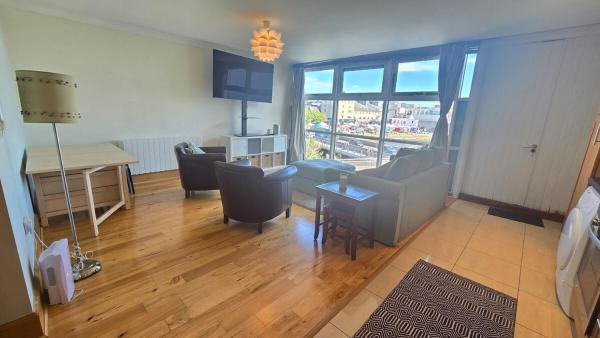 Great 2 Bed, 2 Bath Apartment, River & City Views - Galway