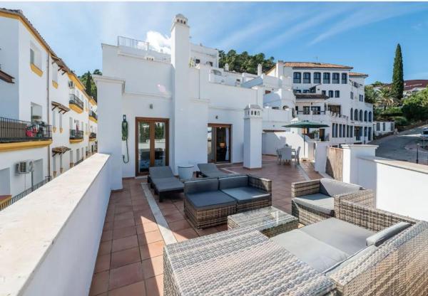 3 Bed Apartment In Benahavís - Benahavís