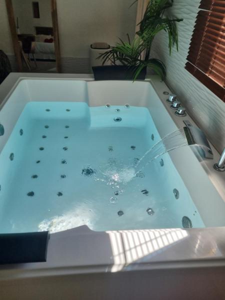 Suite De Charme Avec Jacuzzi Et Jardin Privatif Paris Au Calme - Maisons-Laffitte