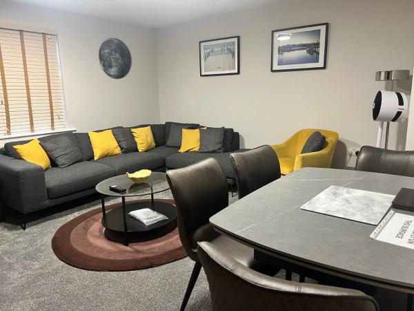 2 Bedroom Apartment In Broughton, Milton Keynes - Willen Lake