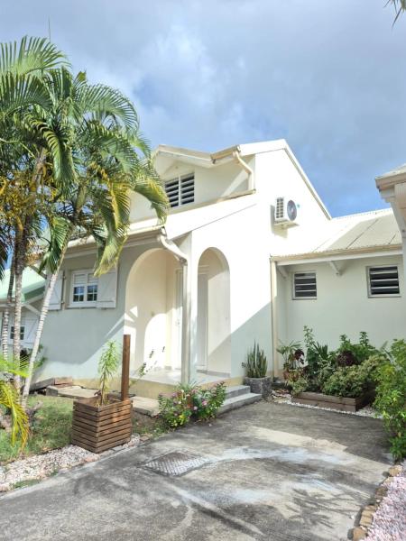 Maison Charmante à Sainte-anne Avec Jardin Et Pergola En Bois. - Martinique