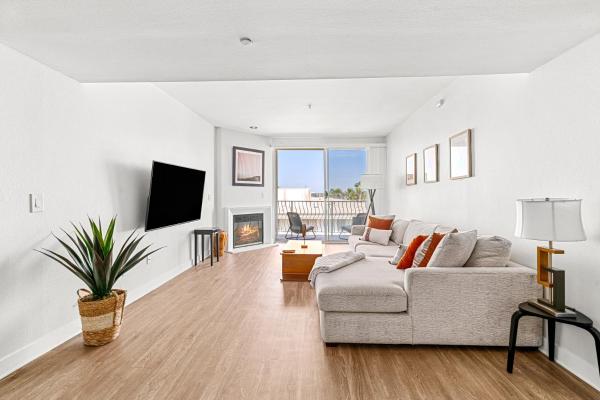 Stylish 2br With Marina Views & Pool - Venice Beach, CA