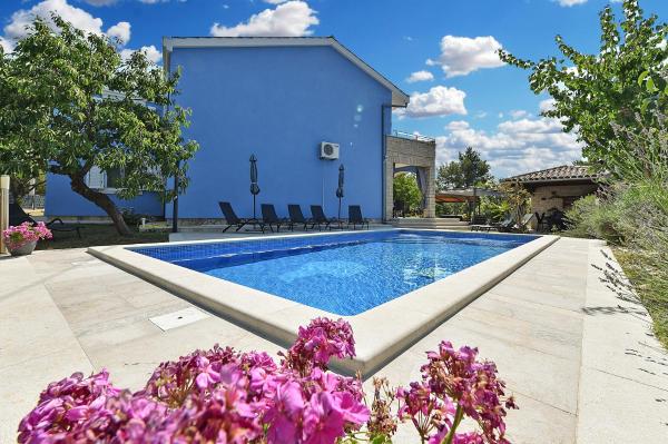 Apartments Gabrijela 2399 - Rakalj