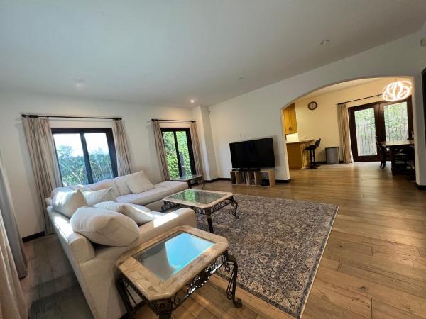 Beachwood - Hollywood, CA