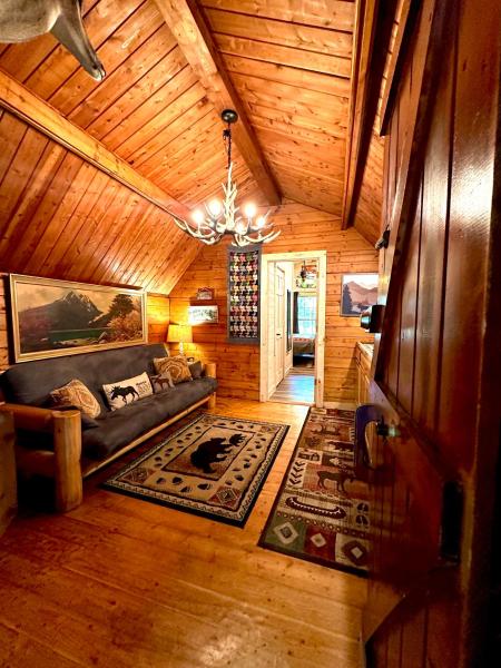 The Dapper Duck Log Cabin - Cosby, TN