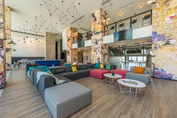 Elegant Brickell Unit Near Downtown - Miami, FL