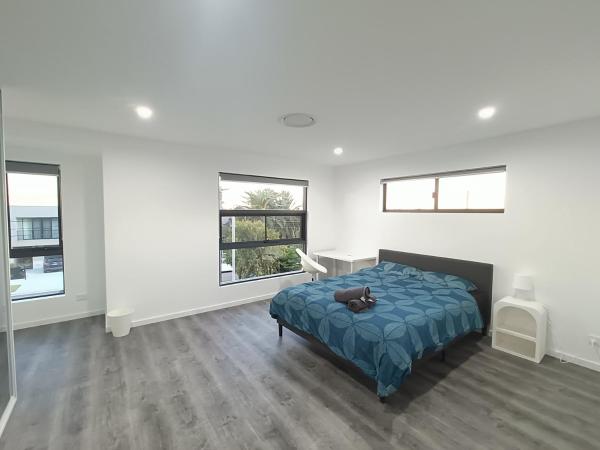 Modern And Spacious Queen Room With Attached Bathroom - R92 - Auburn