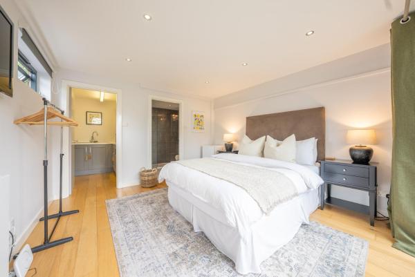 Private Garden Flat - Cheltenham