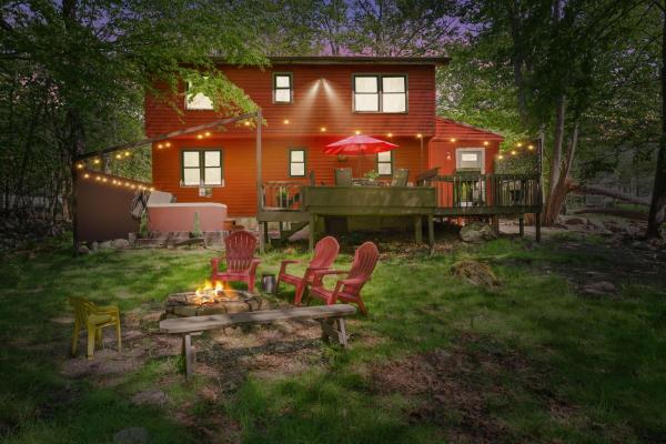 Chalet Renovated Near Casino, Camelback , Kalahari 4bdrms Firepit Hot Tub Game Room - Pennsylvania